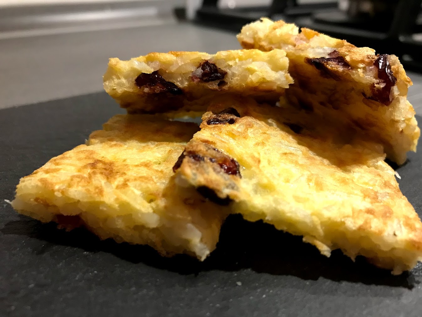 Knusprige Reis Snacks mit Erbsen - YUMYUMS