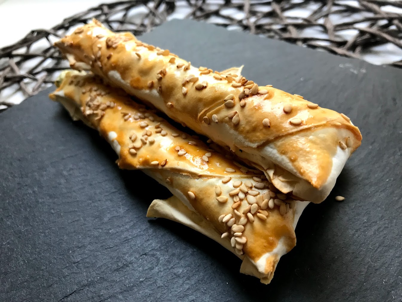 Einfache Börek Stangen mit Feta schnell selber gemacht - YUMYUMS