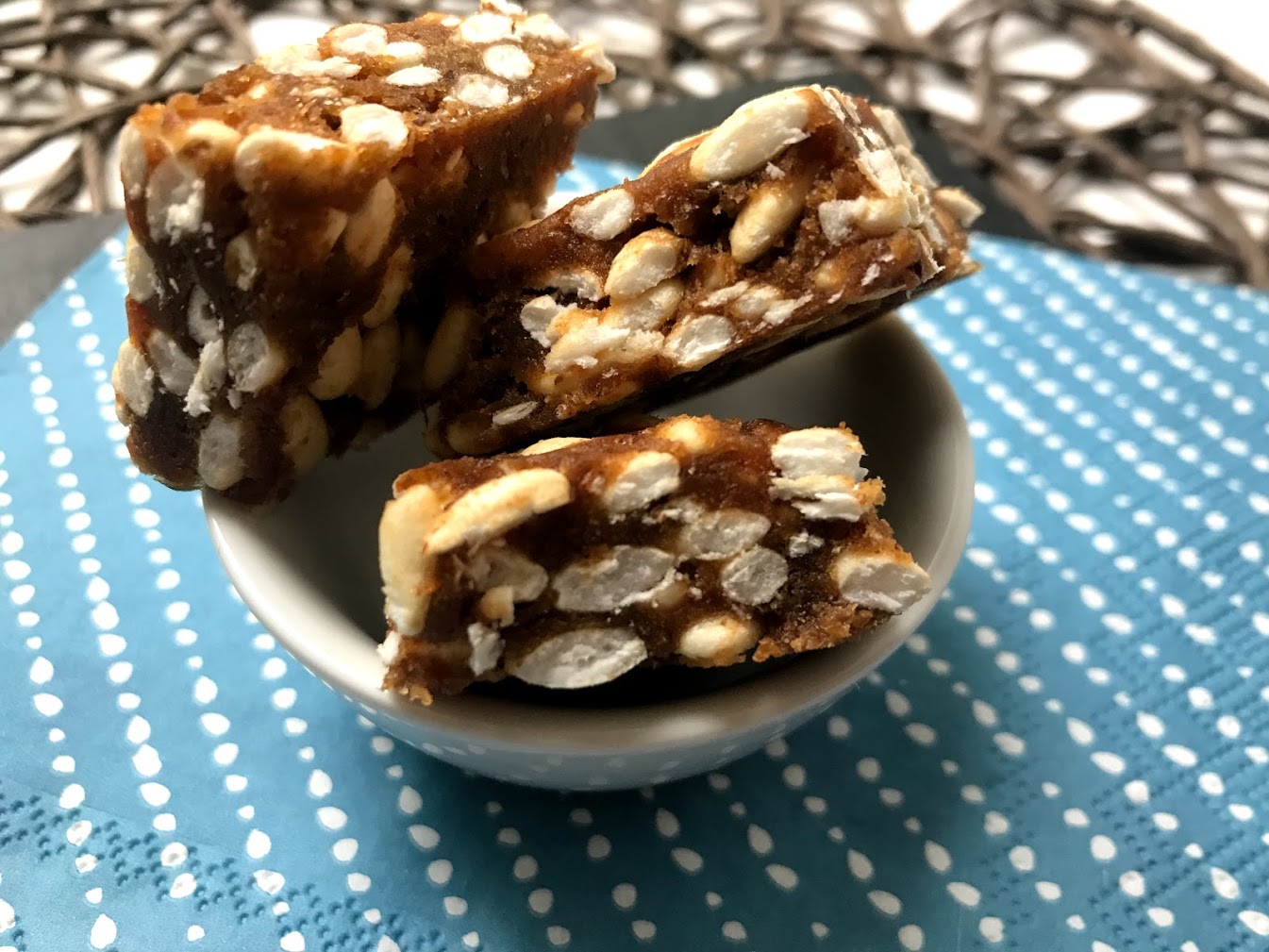 Puffreis Dattel Riegel mit Weetabix und Cashewmus - YUMYUMS