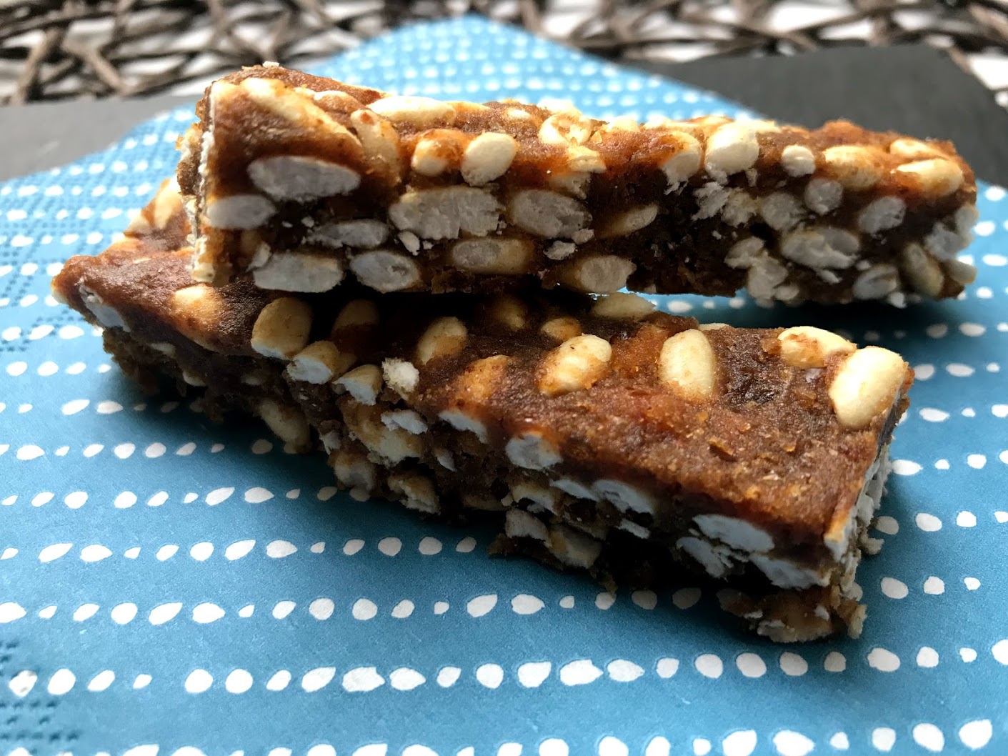 Puffreis Dattel Riegel mit Weetabix und Cashewmus - YUMYUMS